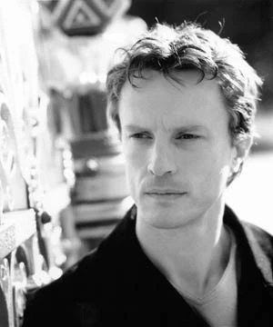 Jonathan Firth | Doblaje Wiki | Fandom