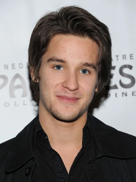 Devon Werkheiser | Doblaje Wiki | Fandom