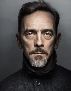 Adrian Schiller | Doblaje Wiki | Fandom