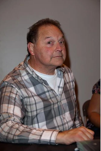 Stephen Furst | Doblaje Wiki | Fandom
