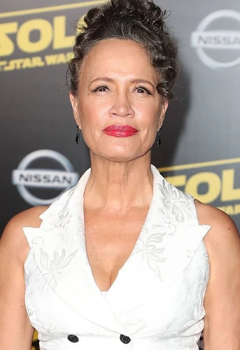 Rena Owen | Doblaje Wiki | Fandom