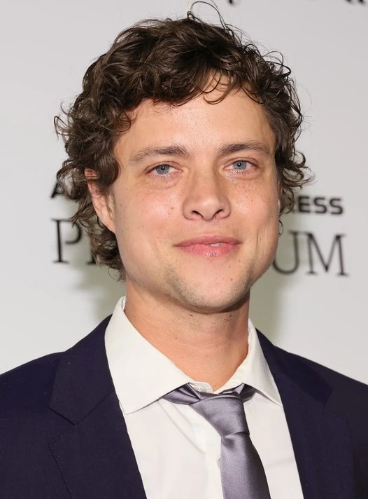 Douglas Smith | Doblaje Wiki | Fandom