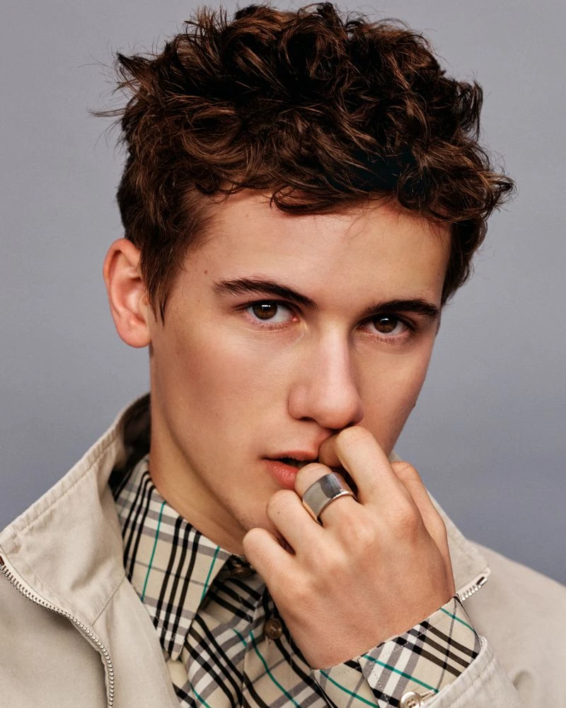 Sam Nivola | Dublapédia | Fandom