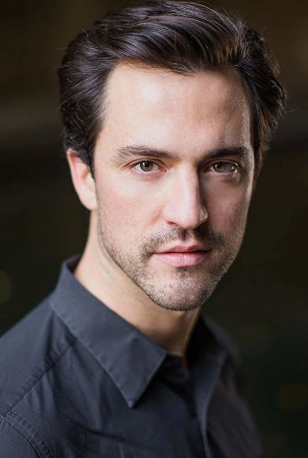 Theo Devaney | Dublapédia | Fandom