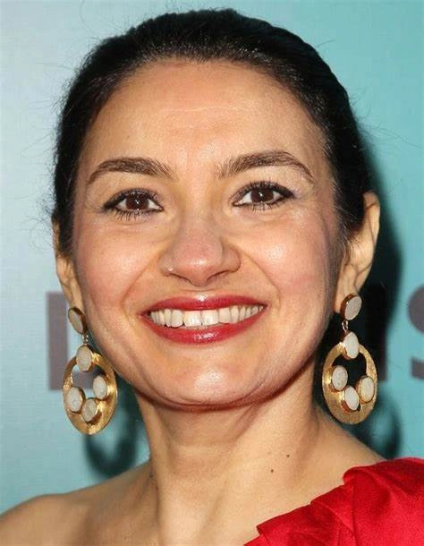 Zenobia Shroff | Dublapédia | Fandom