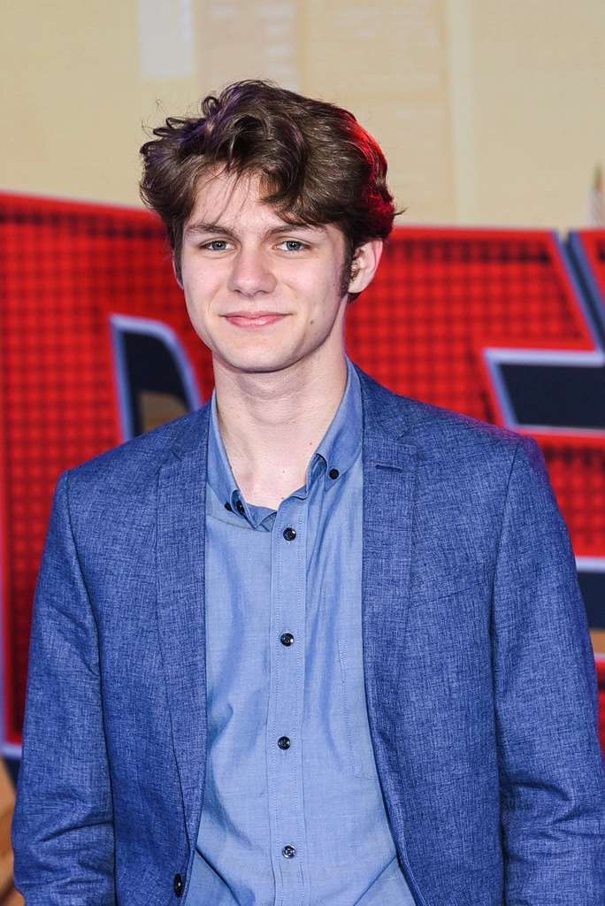 Ty Simpkins | Dublapédia | Fandom