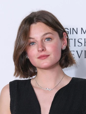 Emma Corrin | Dublapédia | Fandom