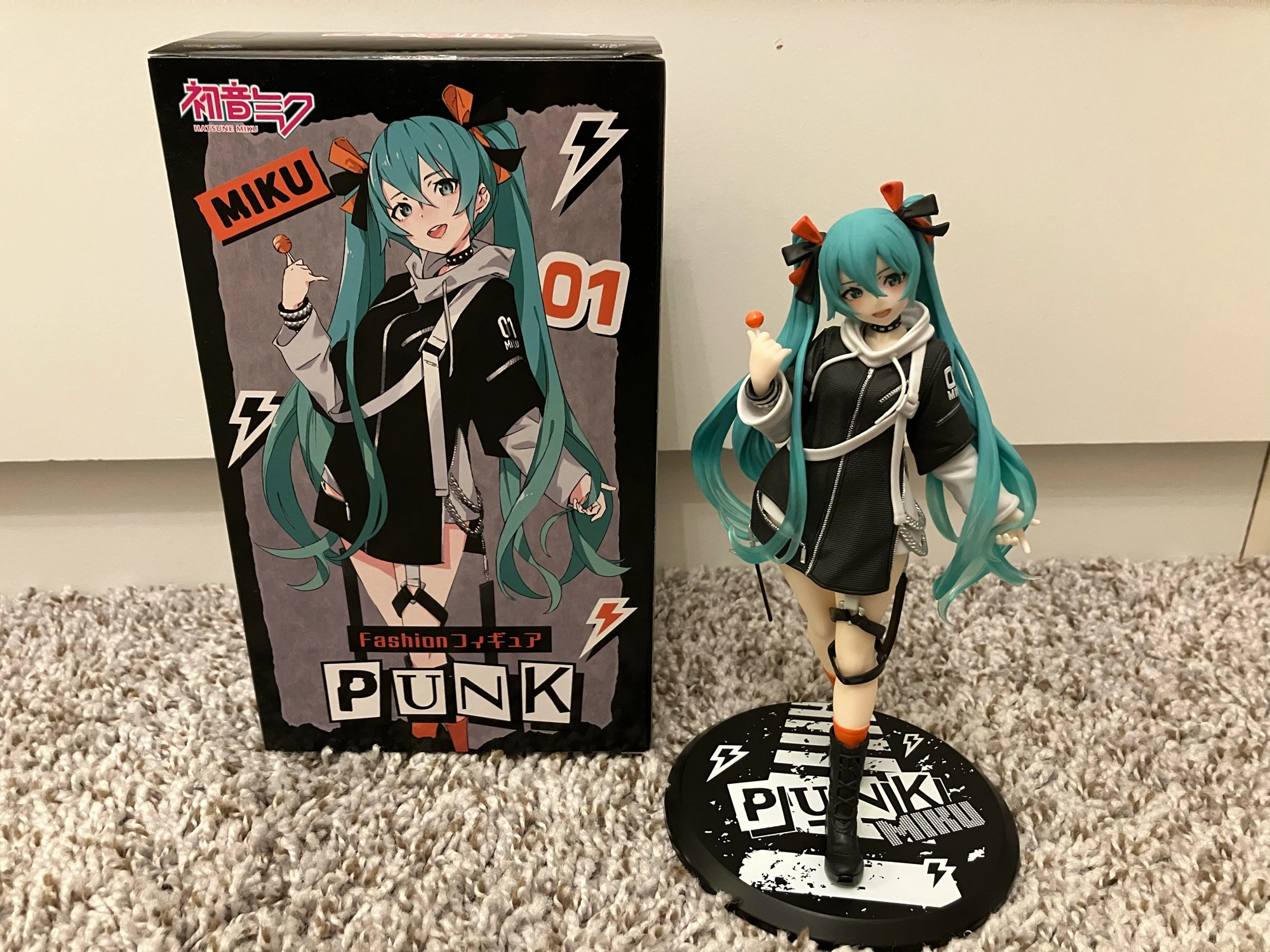 I bought a physical Miku figure in person at a store in real life using ...