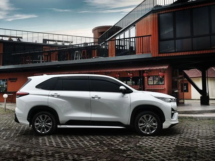 took this pic with a cousin's innova hybrid, rate it | Fandom