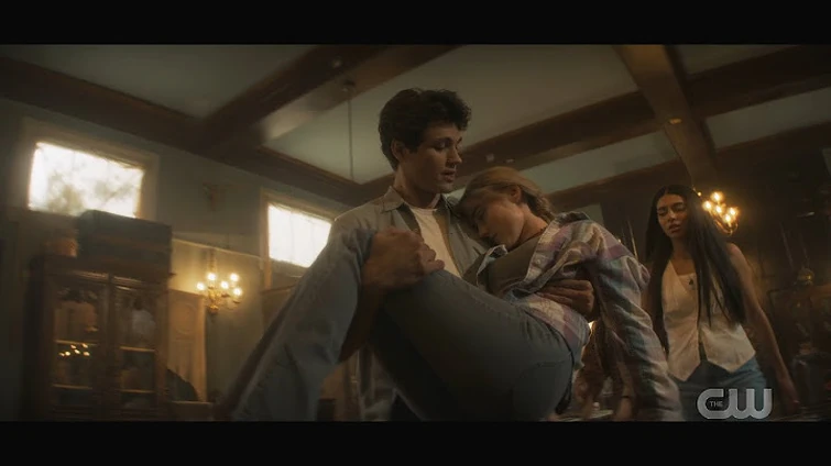 The Winchesters 1X05 - Mary, John and Carlos are fighting an Akrida ...
