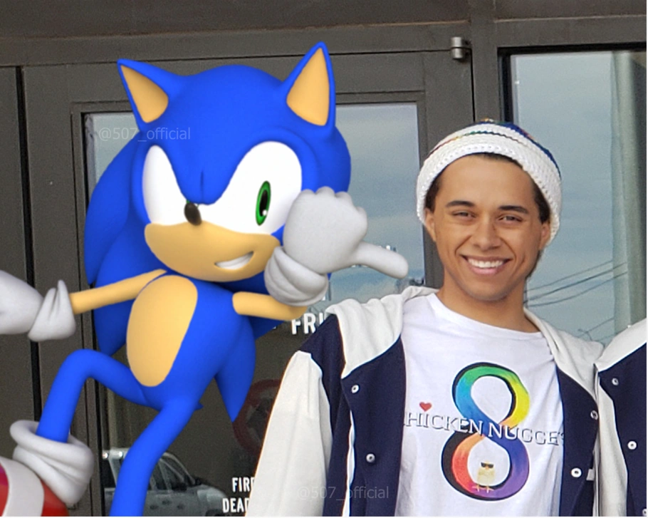 OMGOSH MY BUDDY GOT TO TAKE A PIC WITH SONIC HIMSELF?! AAA I'M JEALOUS ...