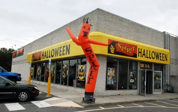 Page on the inflatable tube men that are seen outside the spirit stores ...