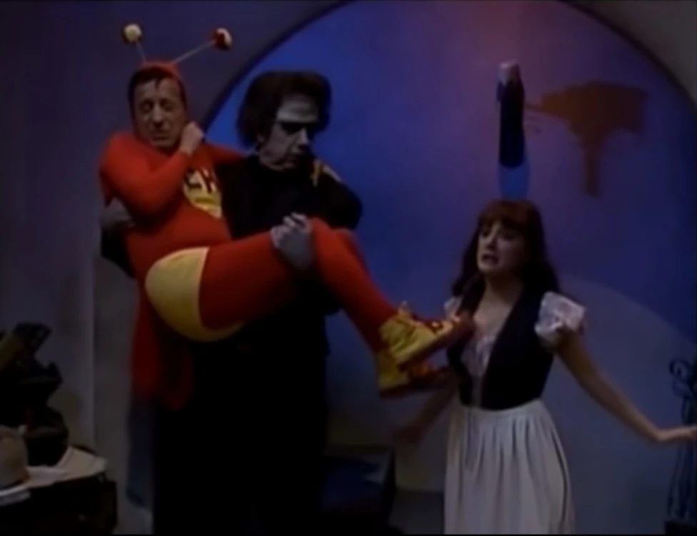 Perdón, ¿aquí es donde vive el muerto? (1990) | Wiki El Chapulín ...