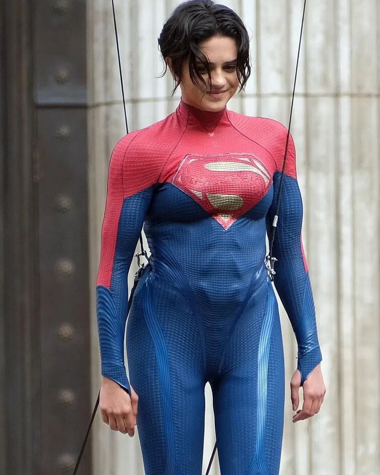 Here She Is Bts Of The Flash A First Look At Supergirl Fandom