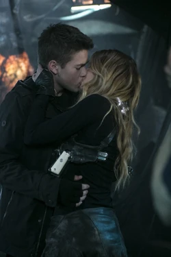 Falling Skies Season 3 Hal And Maggie