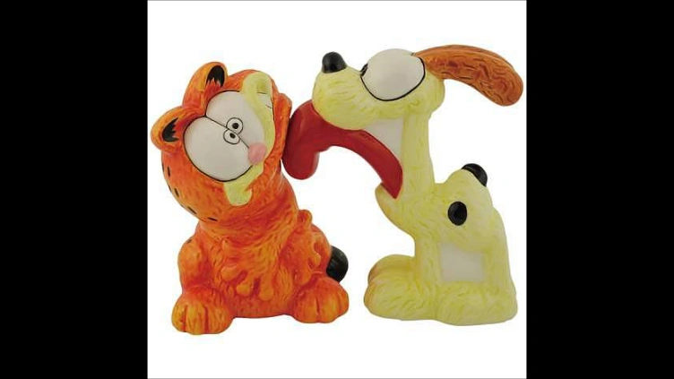 Odie Licking Garfield Salt and Pepper Shakers | Garfield Collectibles ...