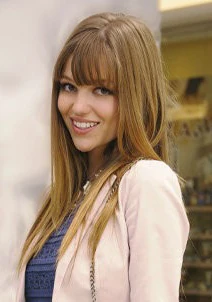 Lola Leighton | Geek Charming Wiki | Fandom