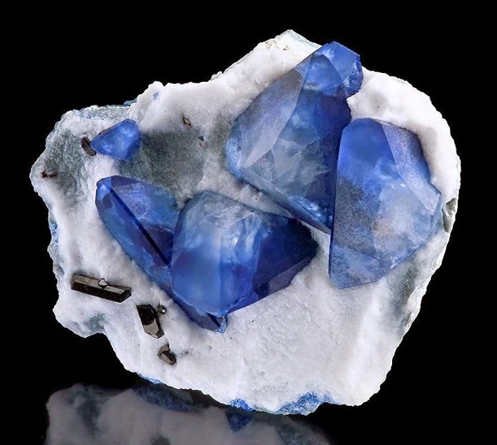 Benitoite | Gemstone Wiki | Fandom