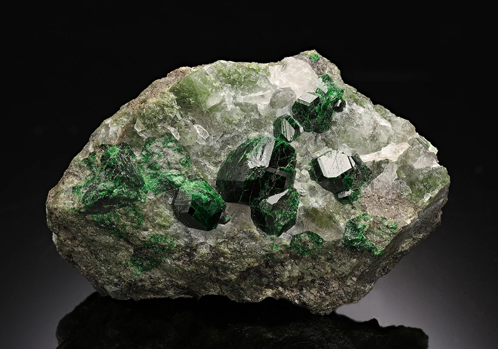 Uvarovite | Gemstone Wiki | Fandom