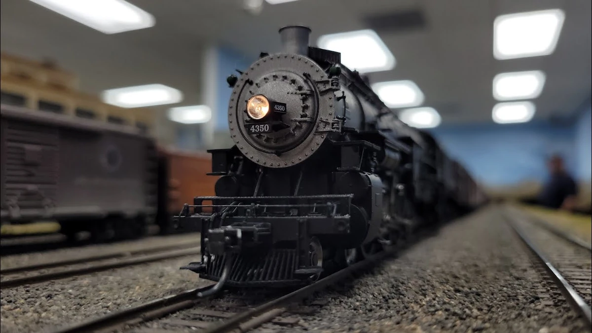 HO Scale Trains up-close Part 6: Southern Pacific Steam Freight Train ...