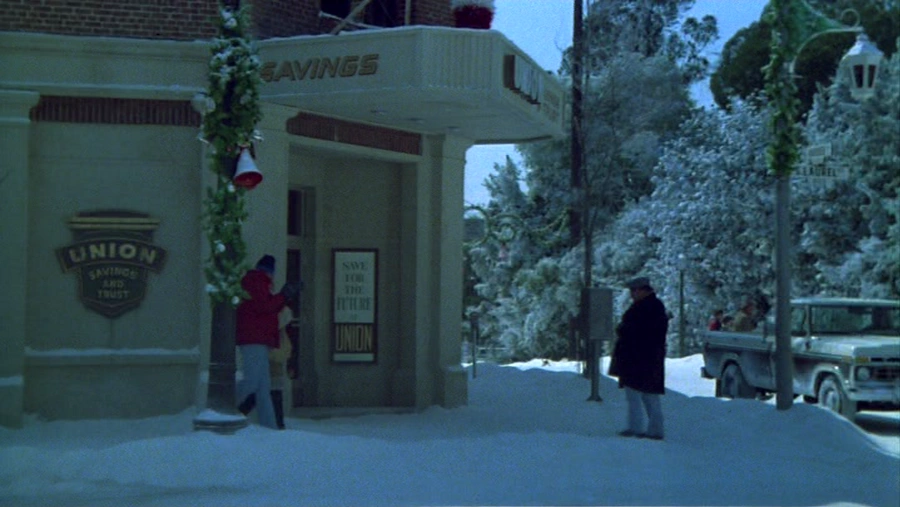 Kingston Falls Bank | Gremlins Wiki | Fandom