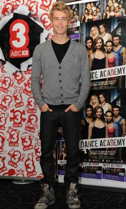 Luke Mitchell And Phoebe Tonkin