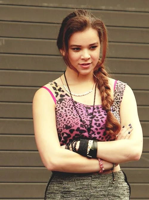Violet Mulligan | Hailee Steinfeld Wiki | Fandom