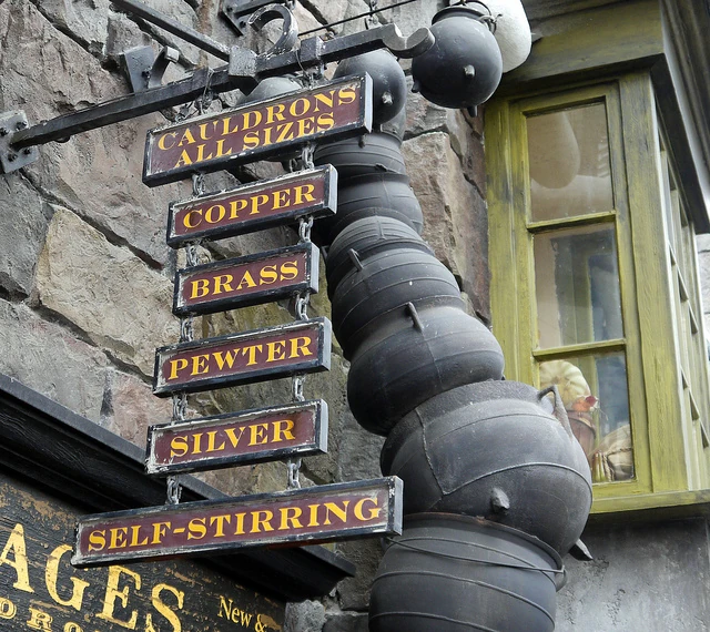 Diagon Alley/Portages Cauldron Shop | Harry Potter Roleplay Wiki | Fandom
