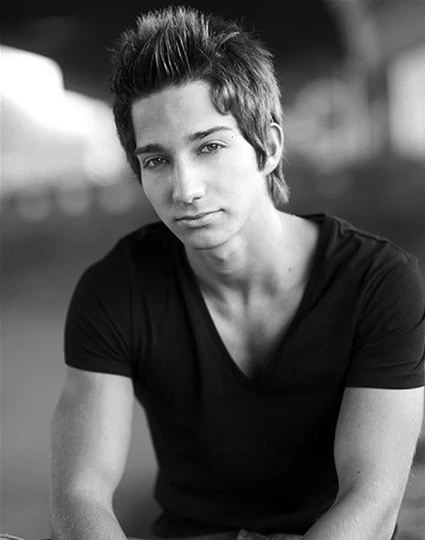 Elliott Francis | Wiki Harry Potter | Fandom