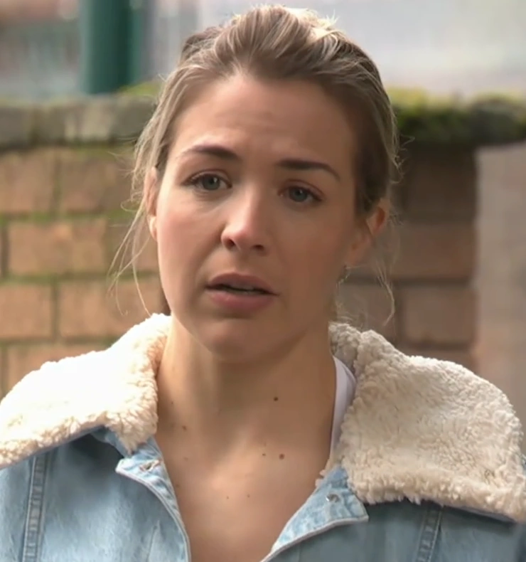 Lisa Hunter | Hollyoaks Wiki | Fandom