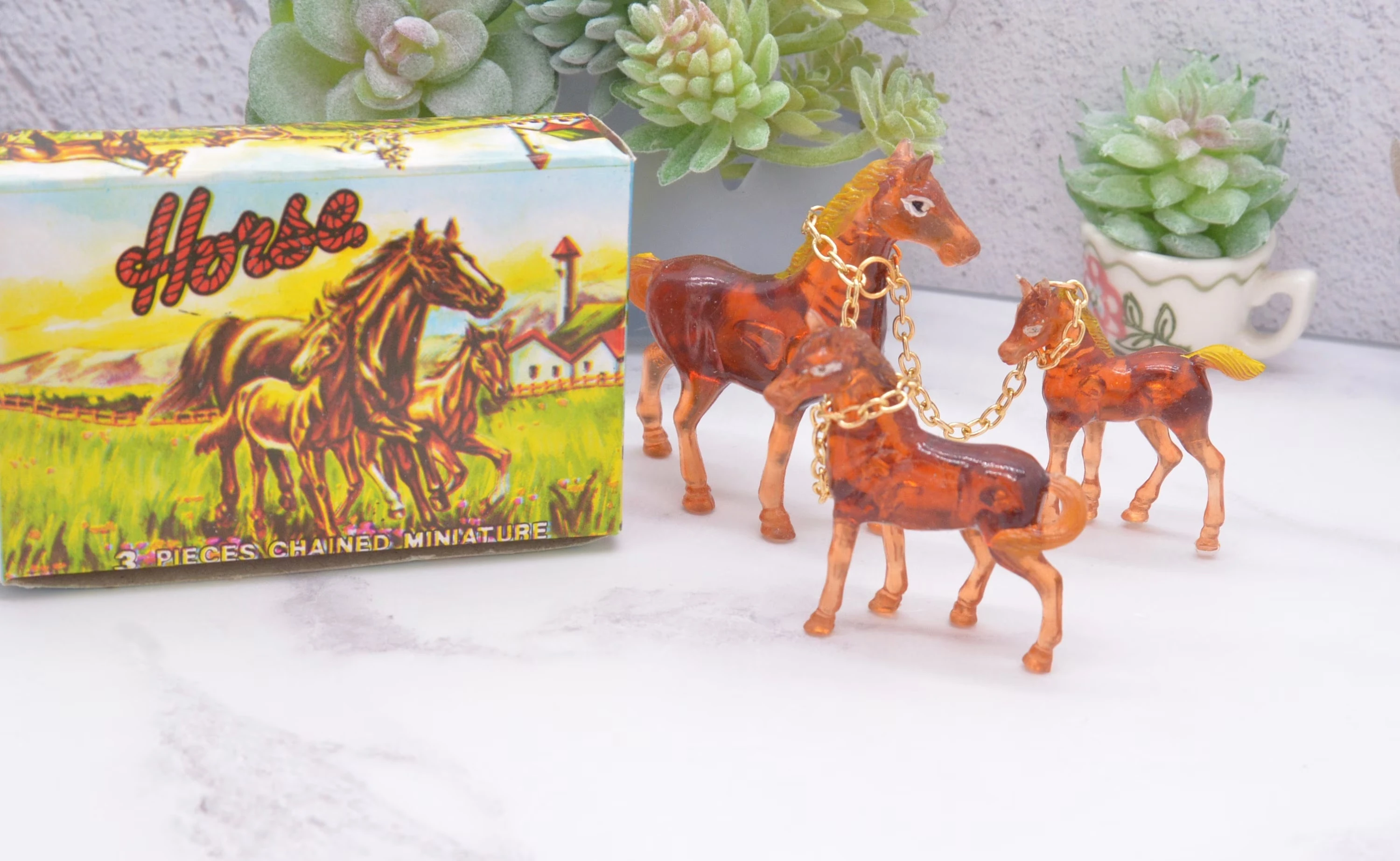 difference between lucite and resin