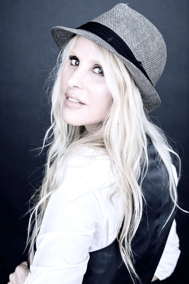 Amber Hollinger | Housebroken Wiki | Fandom