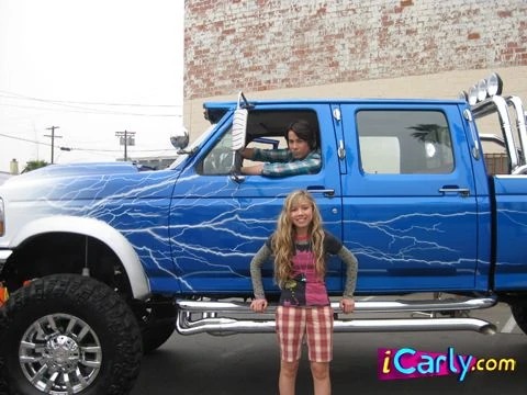 What's Different in these 2 Pics? | iCarly Wiki | Fandom