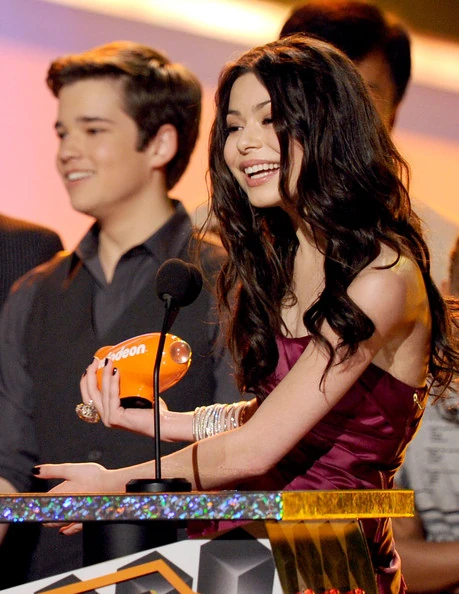 Miranda Cosgrove And Nathan Kress Hug