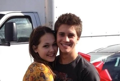 Kelli Berglund And Leo Howard
