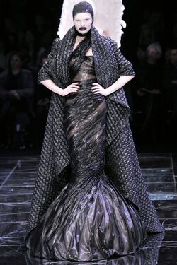 Alexander McQueen | Gagapedia | Fandom Alexander McQueen | Gagapedia | Fandom