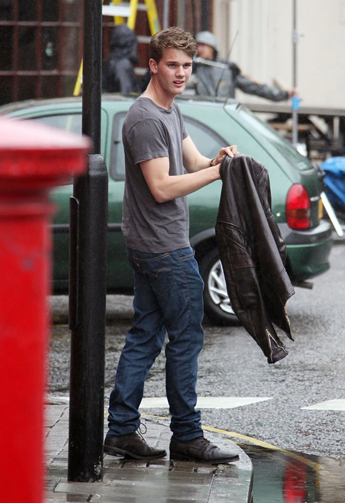 Jeremy Irvine | Levi's Wiki | Fandom