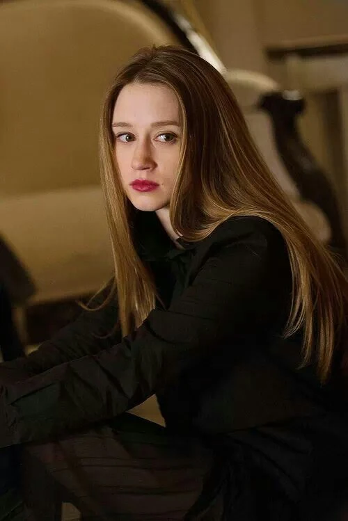 Flora Carrow | Los Cincos Wiki | Fandom