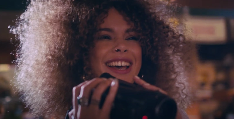 Frizzled haired girl (Amazing) | Foxes Wikia | Fandom