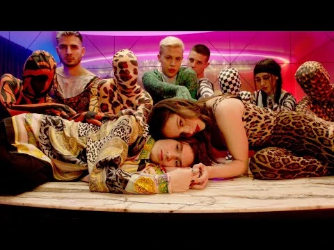 A Las 3 | Music Video Wiki | Fandom