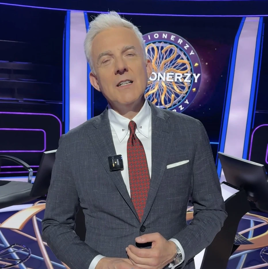 WWTBAM Series 32 (Poland) Episode 21 Outfit and Tie | Marcel Wiki | Fandom