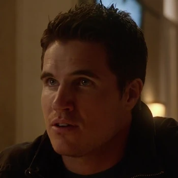 Robbie Amell | DC Database | Fandom