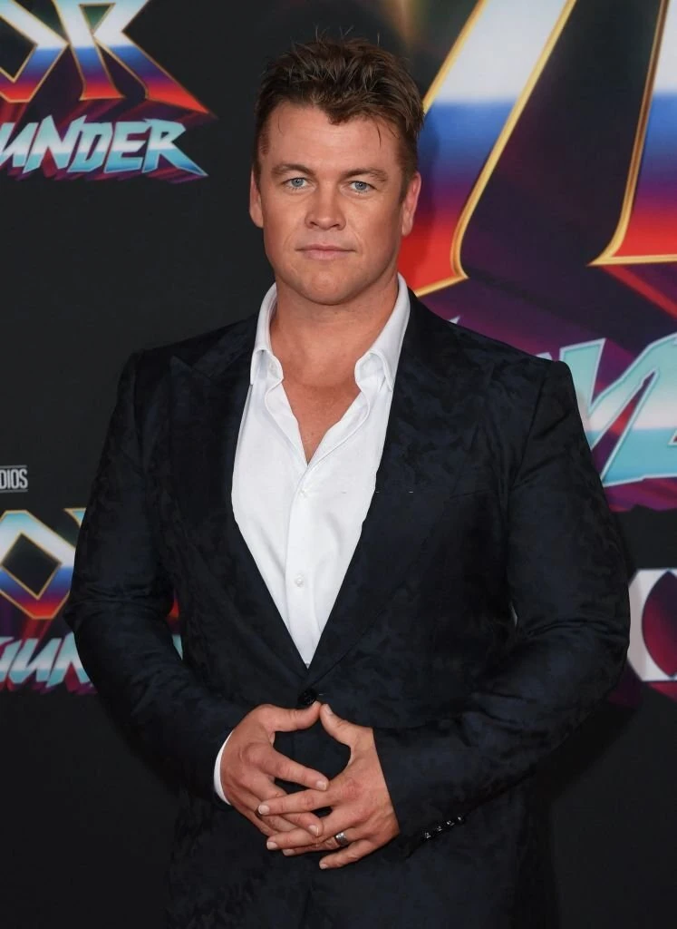 Luke hemsworth thor ragnarok - powenks