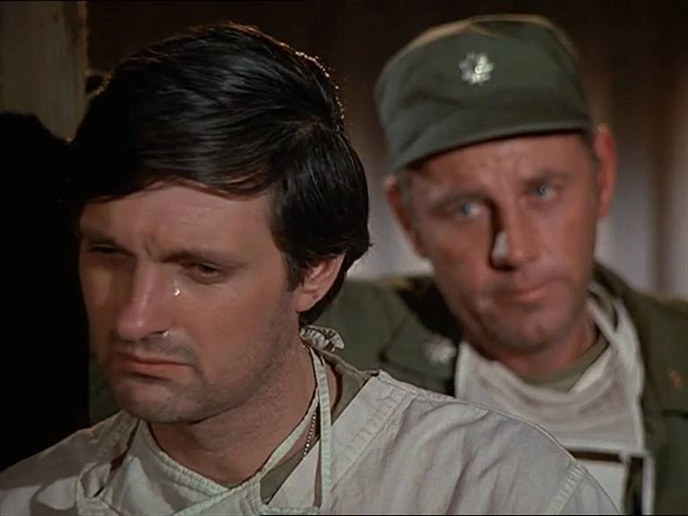 Captain "Hawkeye" Pierce (Serie)/Beziehungen | M*A*S*H 4077 Wiki | Fandom