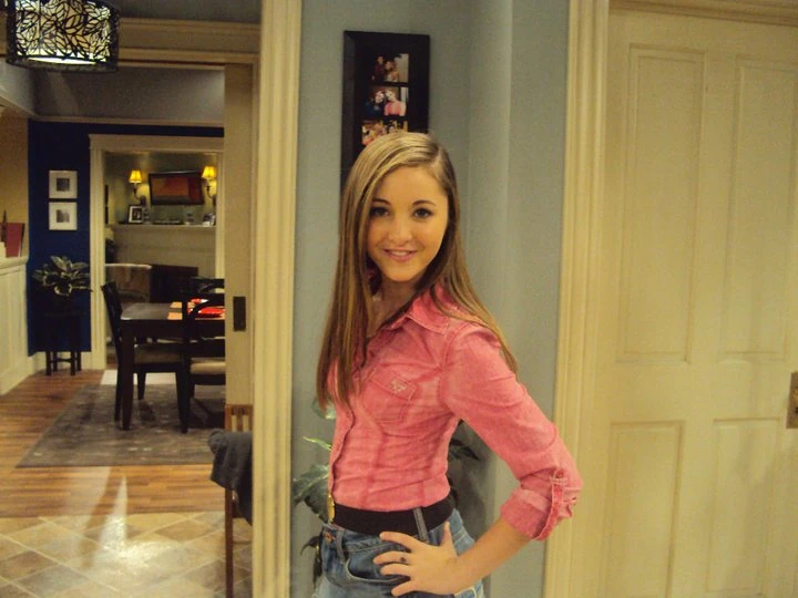 Holly Reback | Melissa and Joey Wiki | Fandom