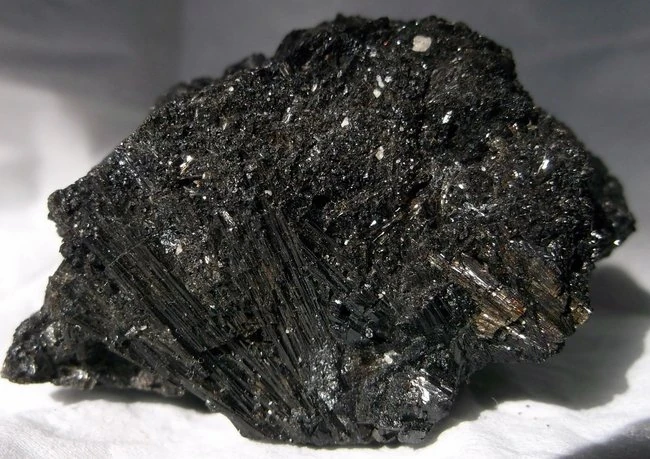 Braunit | Minerały Wiki | Fandom