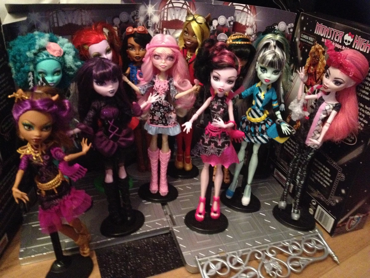 The Vampire Queen in Hauntlywood | Monster High Dreams Wiki | Fandom