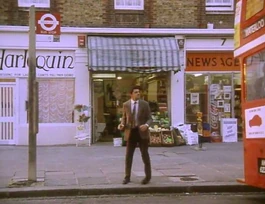 Mr. Bean wartet auf den Bus | Mr Bean Wikia | Fandom