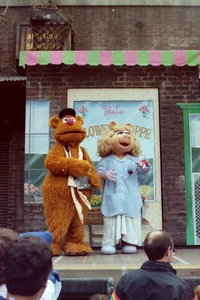 Muppets on Location: Days of Swine and Roses | Muppet Wiki | Fandom
