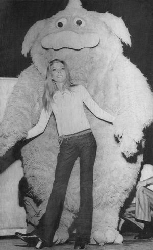 Nancy Sinatra | Muppet Wiki | Fandom